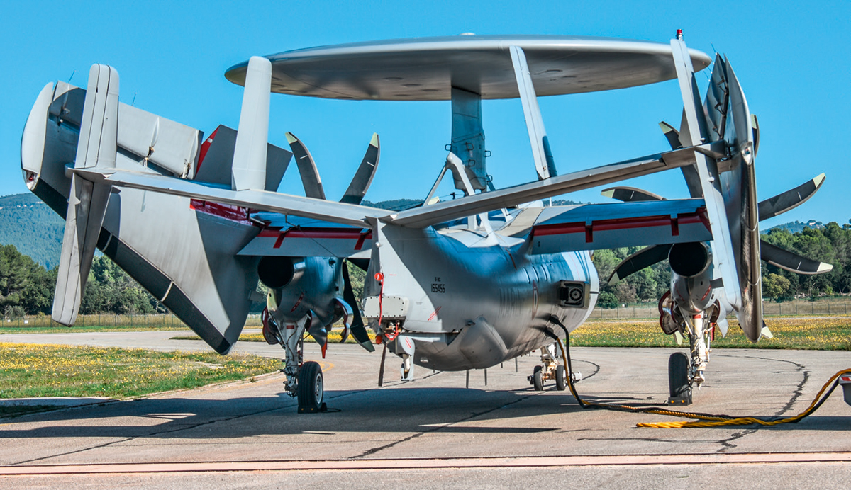 La L22 s’implante sur Caïman Marine et Hawkeye - Raids Aviation Magazine